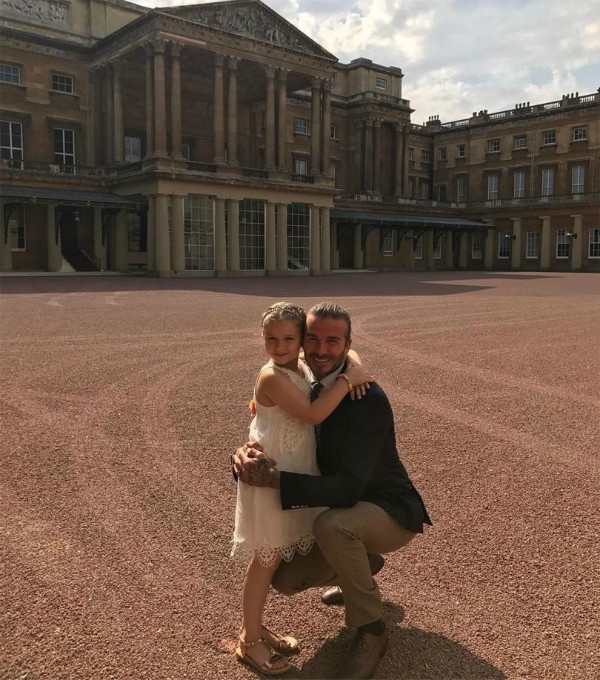 Não basta ser pai... David Beckham constrói castelo de 4 mil peças para ...